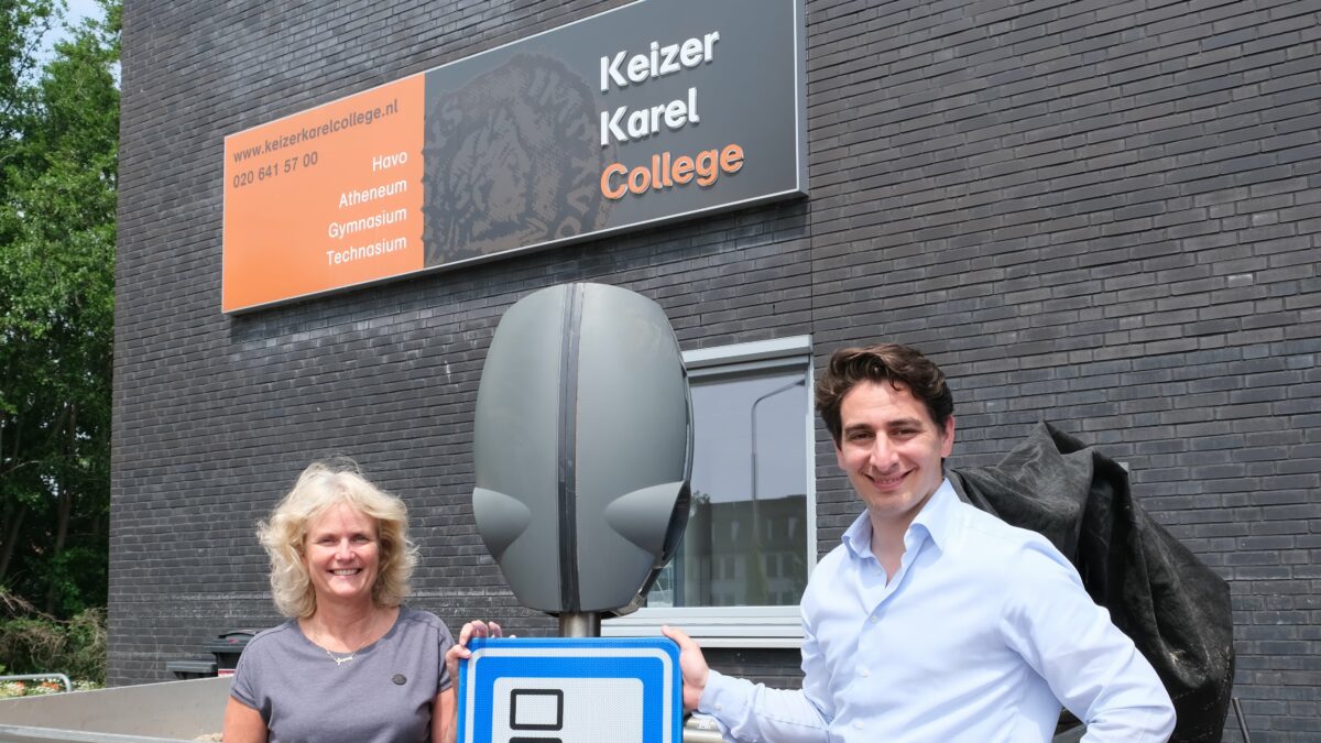 Technasium krijgt laadstations | Keizer Karel College
